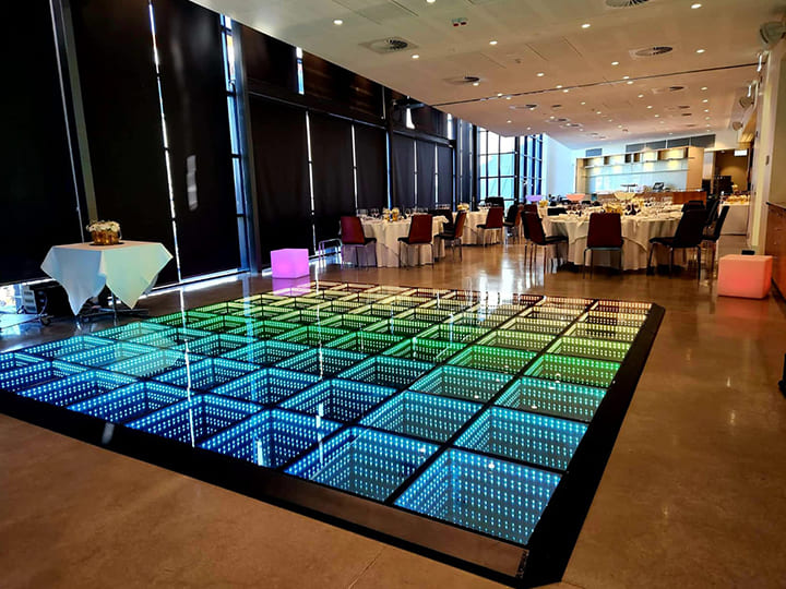 What Is the Ideal Wedding Dance Floor Size for 100 Guests?